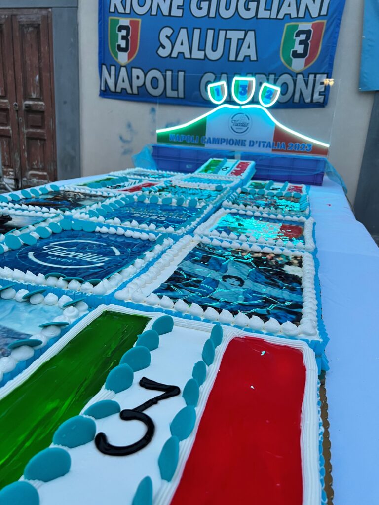 UNA TORTA DI OTTANTA KG. AZZURRA COME IL NAPOLI, DOLCE COME LA VITTORIA ...